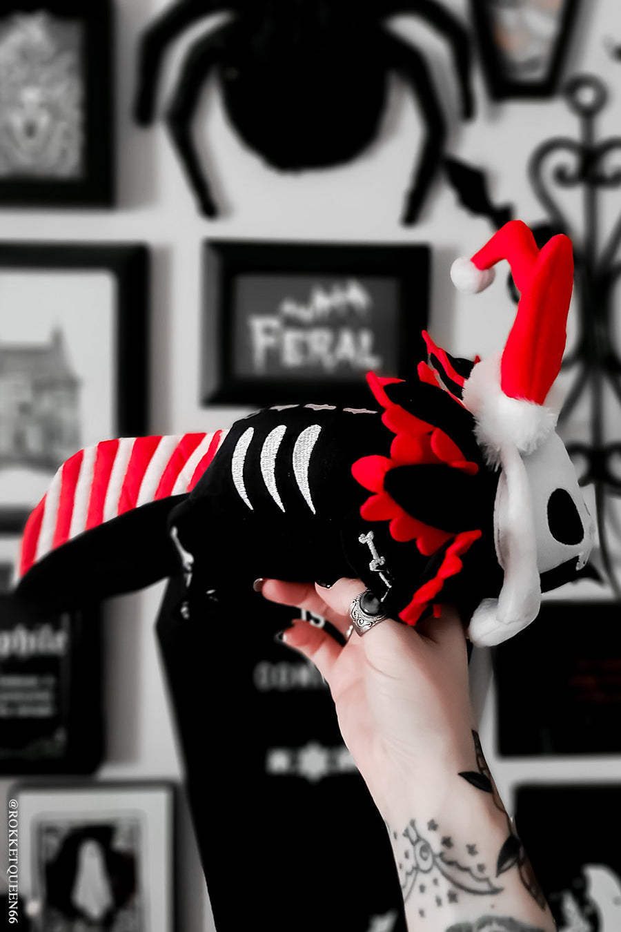 Santa Spooksalotl Plush Toy [Limited Holiday Edition] – VampireFreaks
