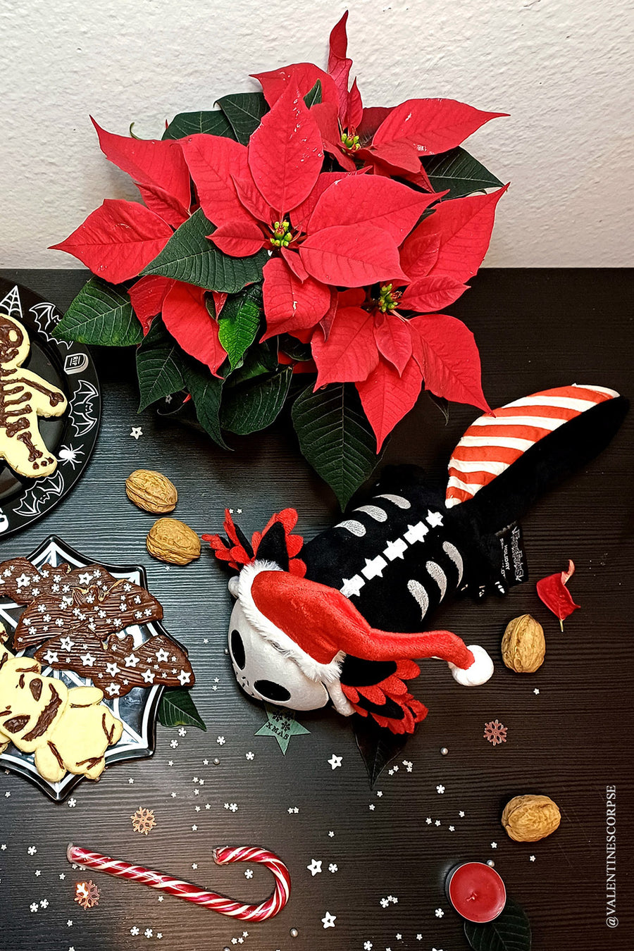 Santa Spooksalotl Plush Toy [Limited Holiday Edition] – VampireFreaks