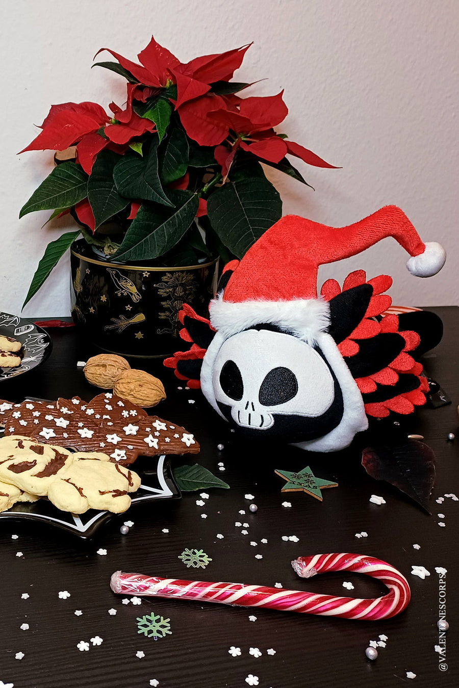 Santa Spooksalotl Plush Toy [Limited Holiday Edition] – VampireFreaks