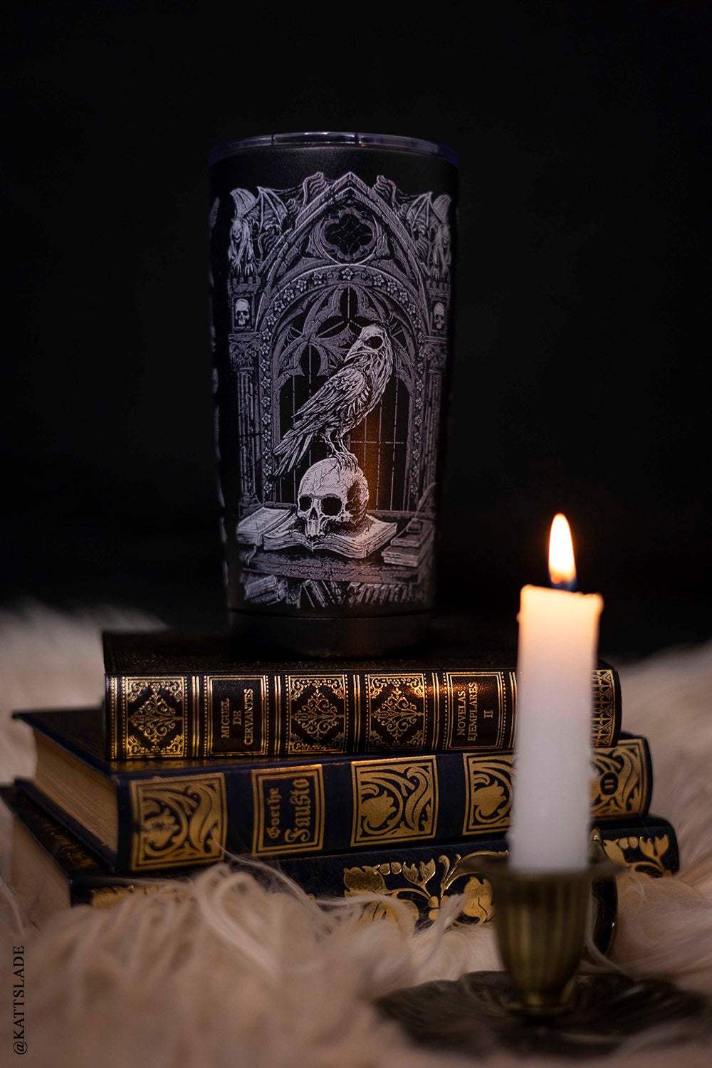 Taza de viaje de 20 oz con la frase Quoth The Raven – VampireFreaks