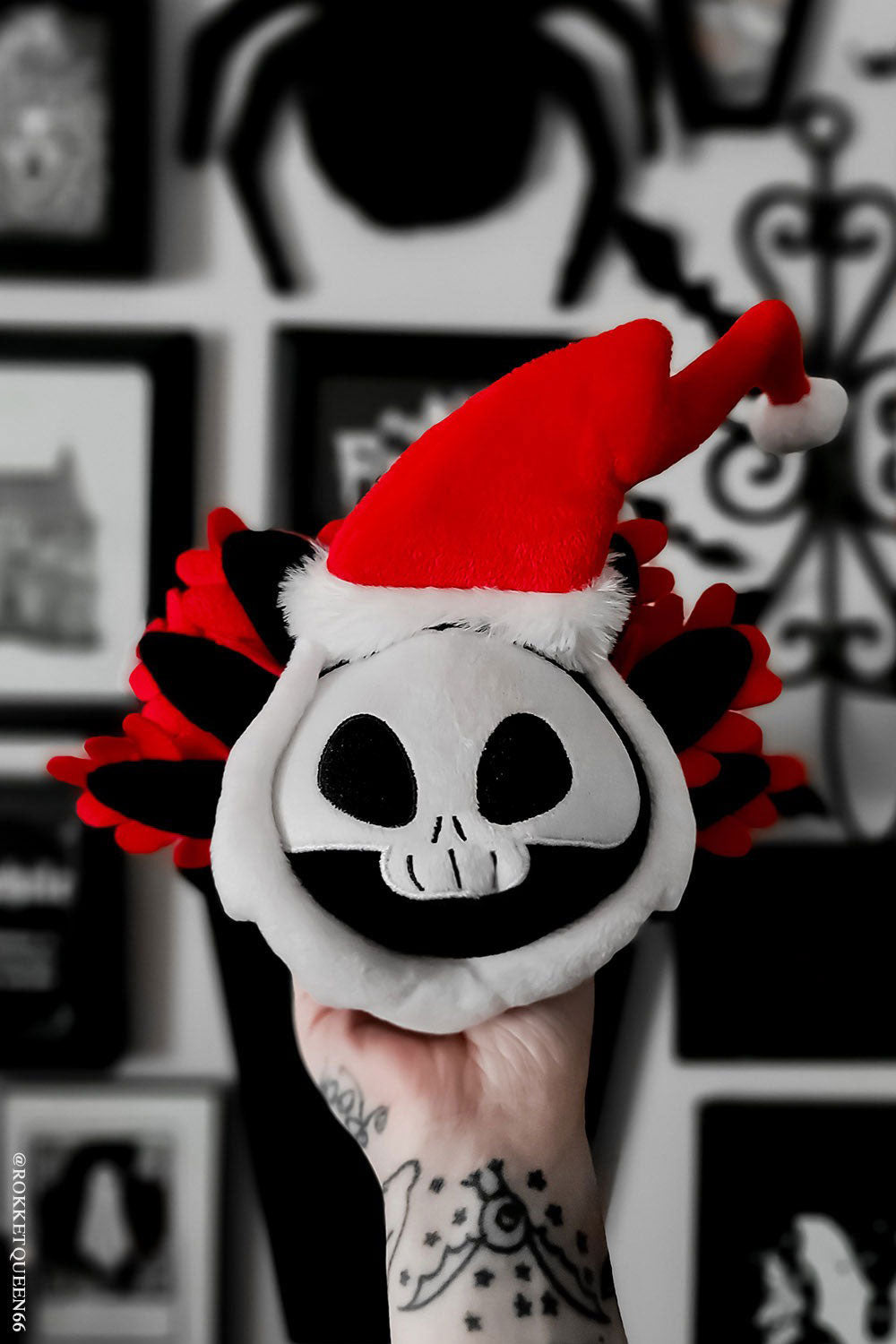Santa Spooksalotl Plush Toy [Limited Holiday Edition] – VampireFreaks